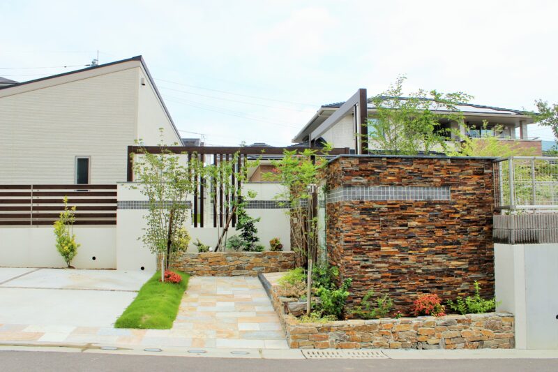 エクステリア施工事例 NO.1846362「石貼りとガラスで重厚感ある門まわり」長崎県のエクアライブ推奨店 ガーデン工房 株式会社 サネフジ ...