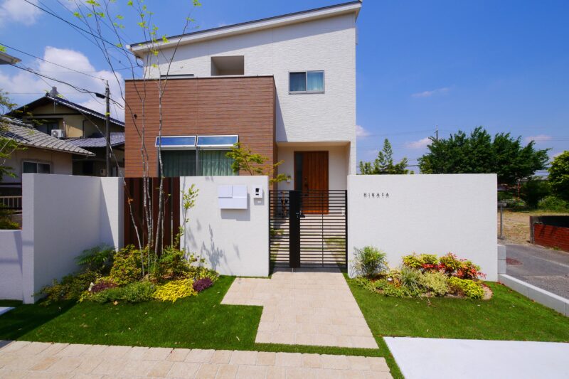 エクステリア施工事例 NO.1945874「シンプルモダンにナチュラルに セミクローズド外構」岡山県のエクアライブ推奨店 株式会社 美興 ...