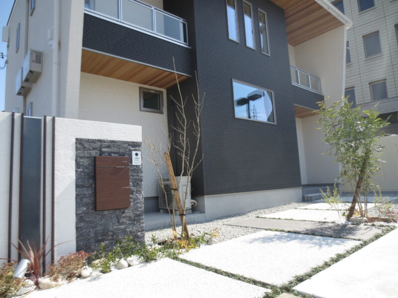 エクステリア施工事例 NO.2045311「白と黒を基調としたモダンな新築外構」奈良県のエクアライブ推奨店 有限会社 イトウクラフト ...